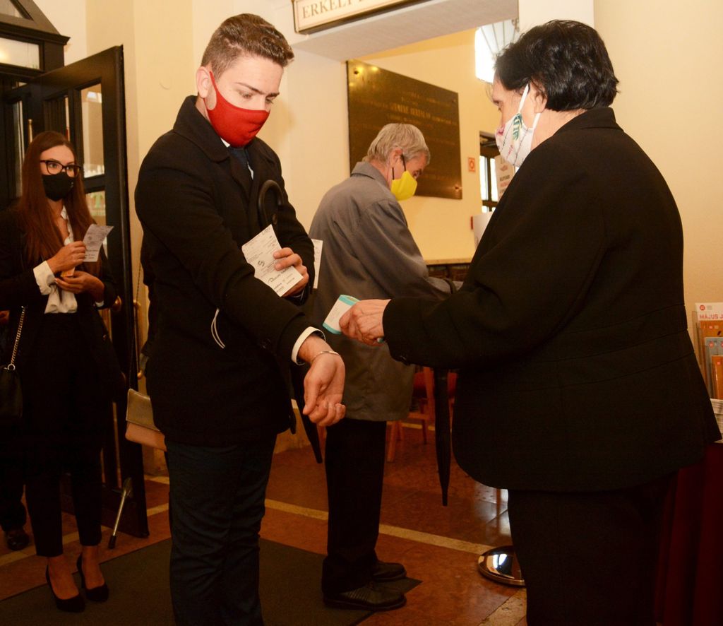 Papírszívvel a kézben köszönték az előadást