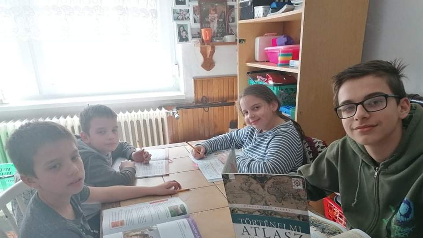 BOON - Otthon tanul a nyolc gyerek