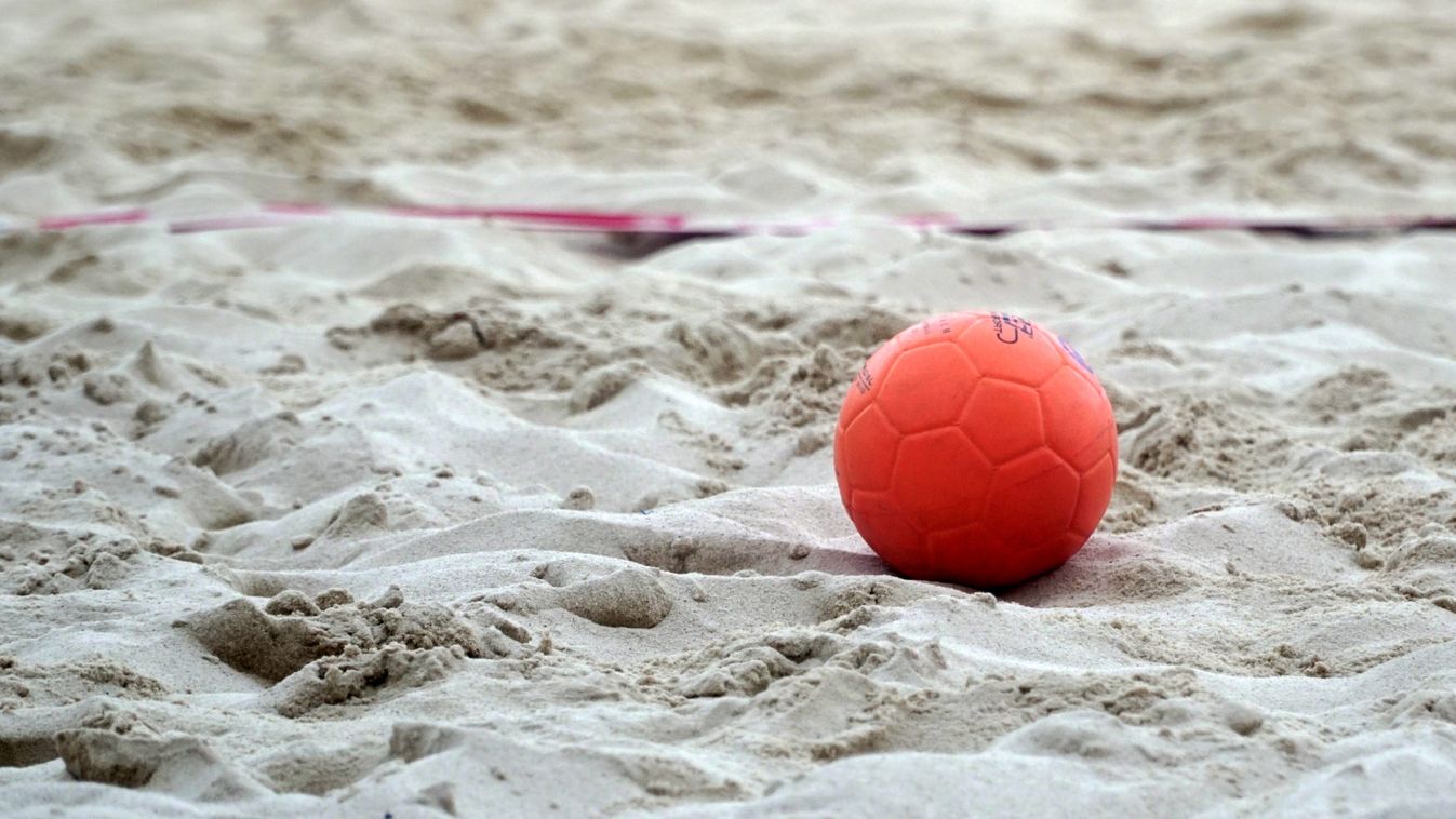 A Selyemréti Strandfürdő homokjában meccselnek