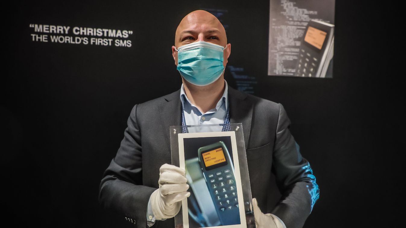 Közel 40 millió forintért kelt el a világ első SMS üzenete