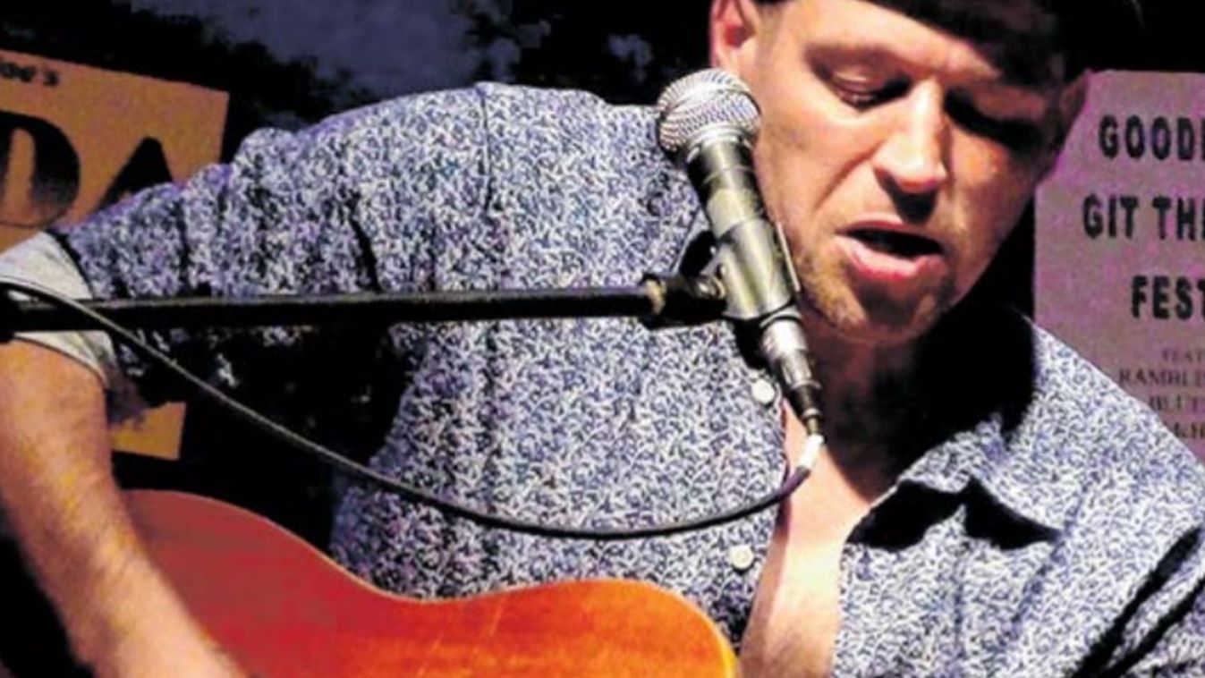 Jön a Little G Weevil Acoustic Band