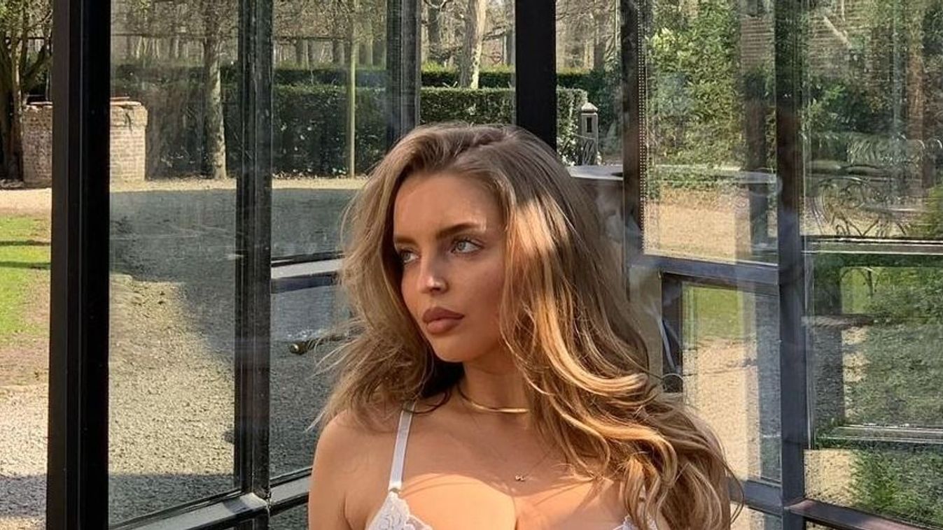 Sokan adnák a kezébe az ütőjüket: az erkélyen meztelenkedik a kerek mellű labdaszedő