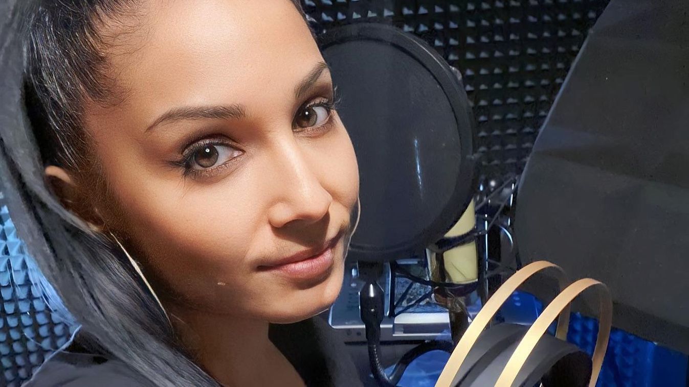 Nótár Mary ismét egyedül