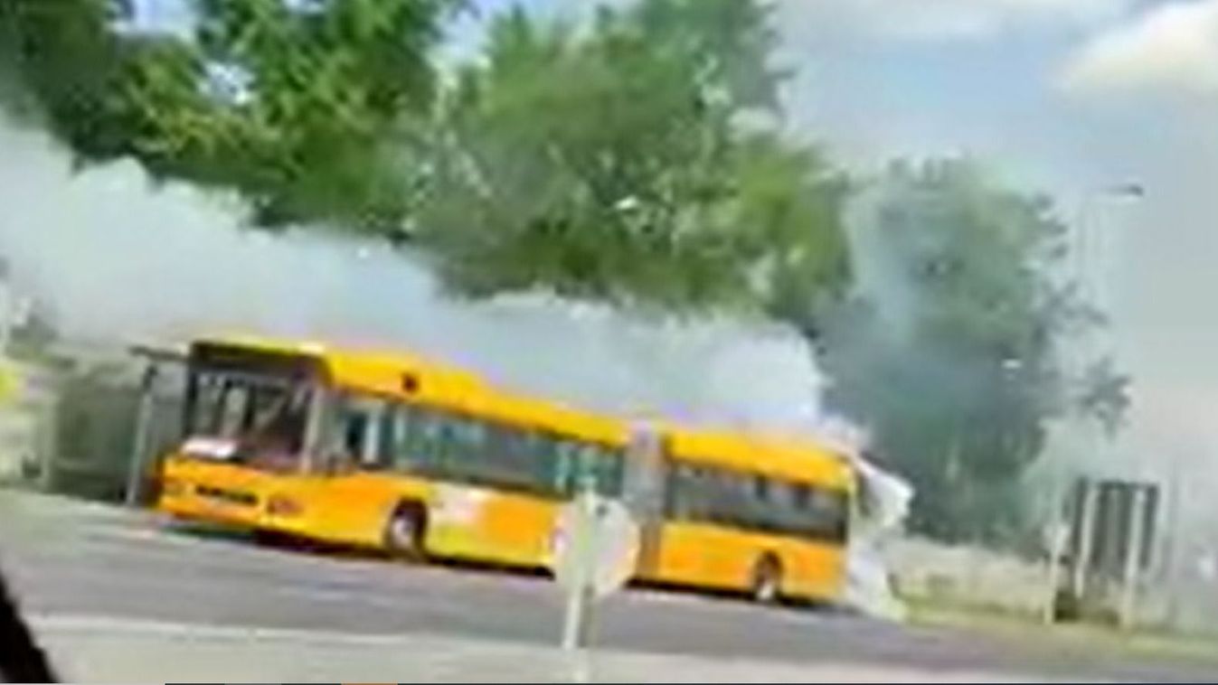 Nézze, hogy füstöl a busz hátulja!