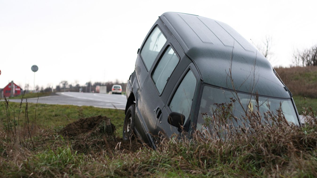 Árokba hajtott egy autó a 37-esen, Szerencsen