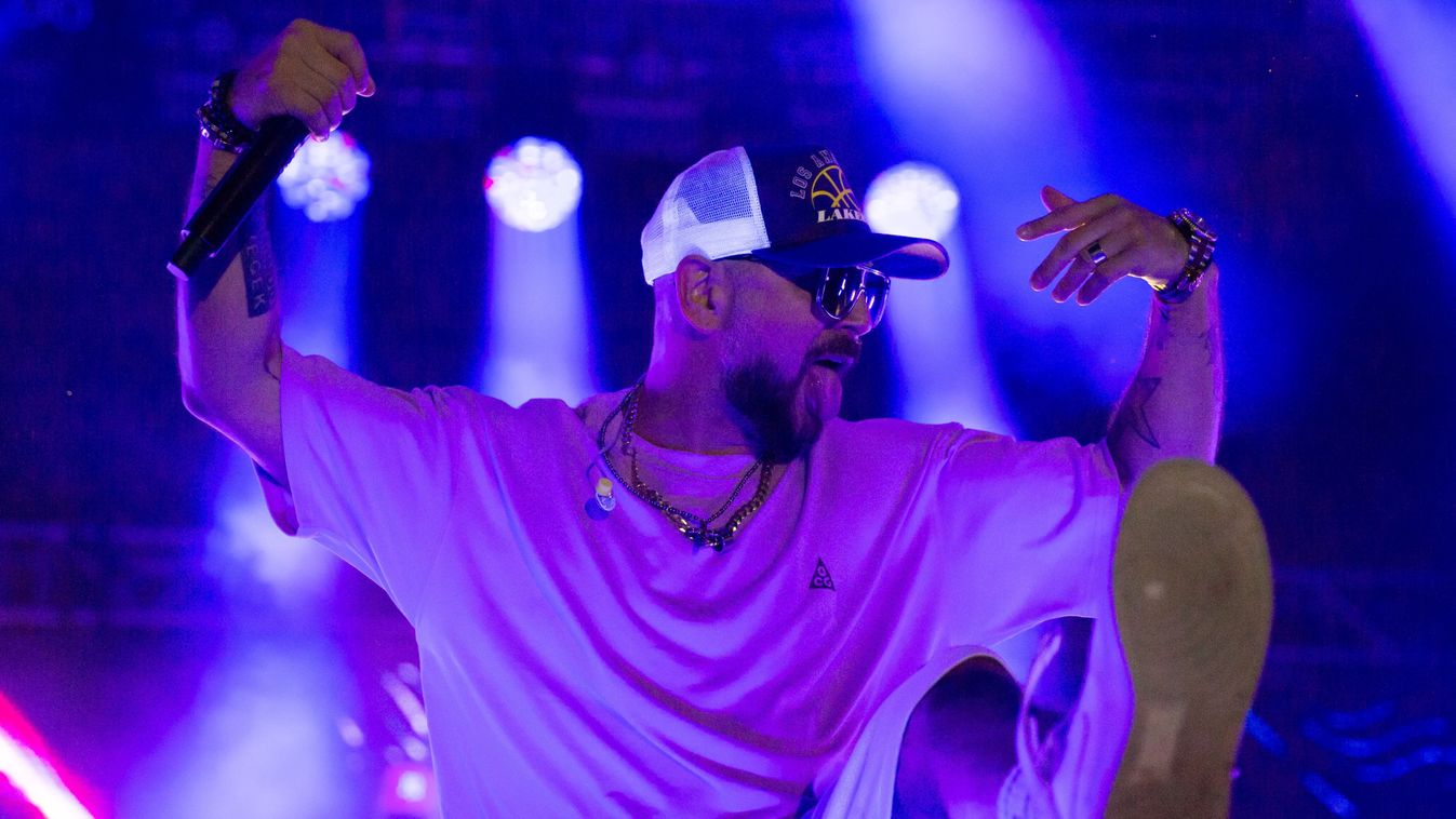 Lógatta a lábát Majka