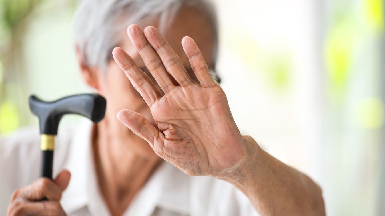 Harisnyával a fején rabolt ki egy idős asszonyt Miskolcon