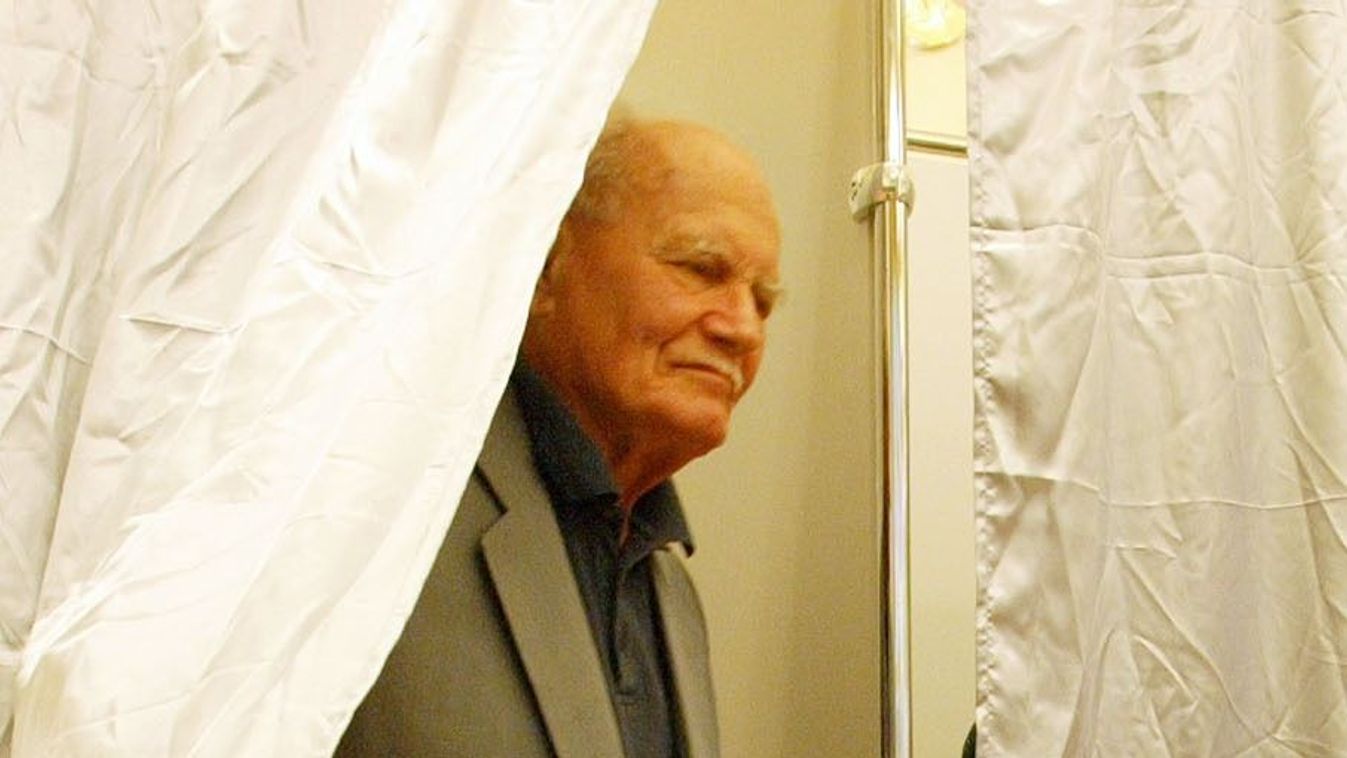 Hamletet értelmezett a köztársasági elnök: Aki másnak vermet ás, maga ...