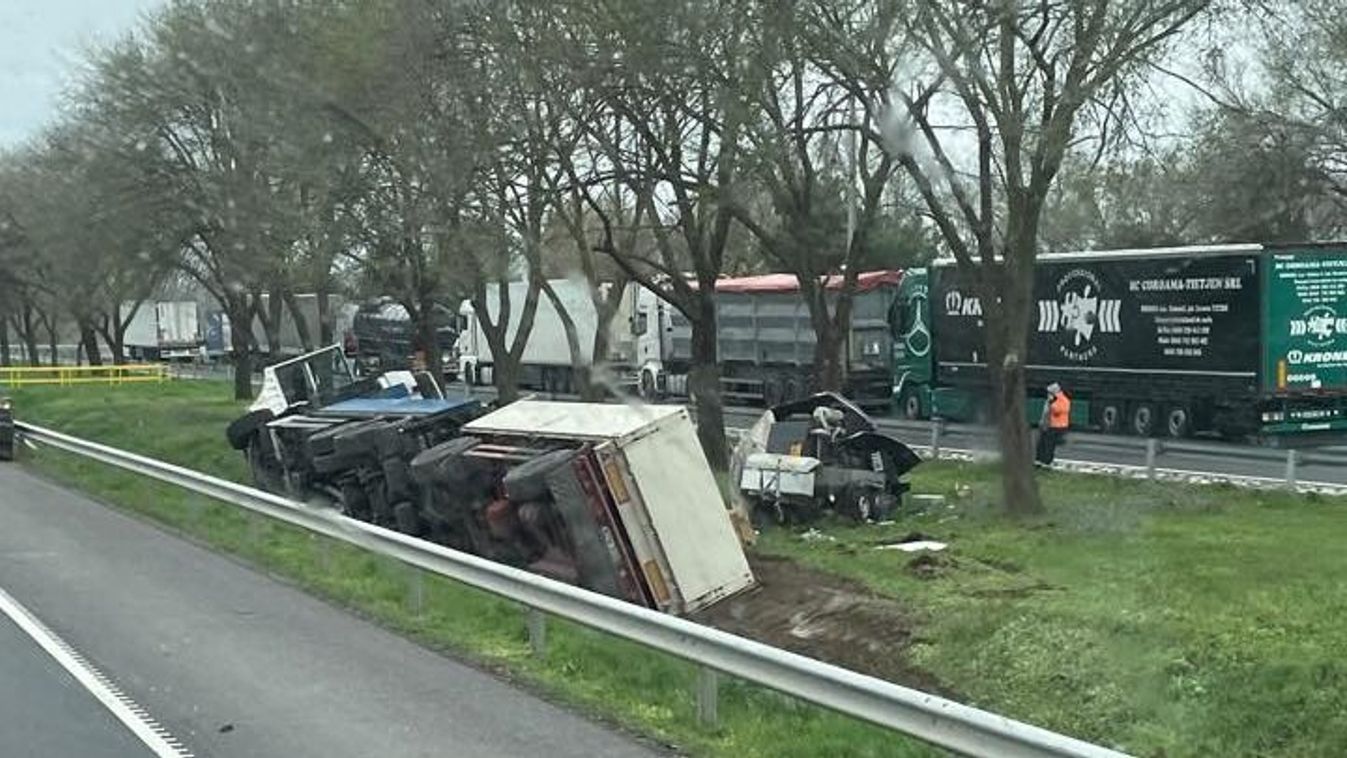 M3-as autópálya: ketten ültek az autóban