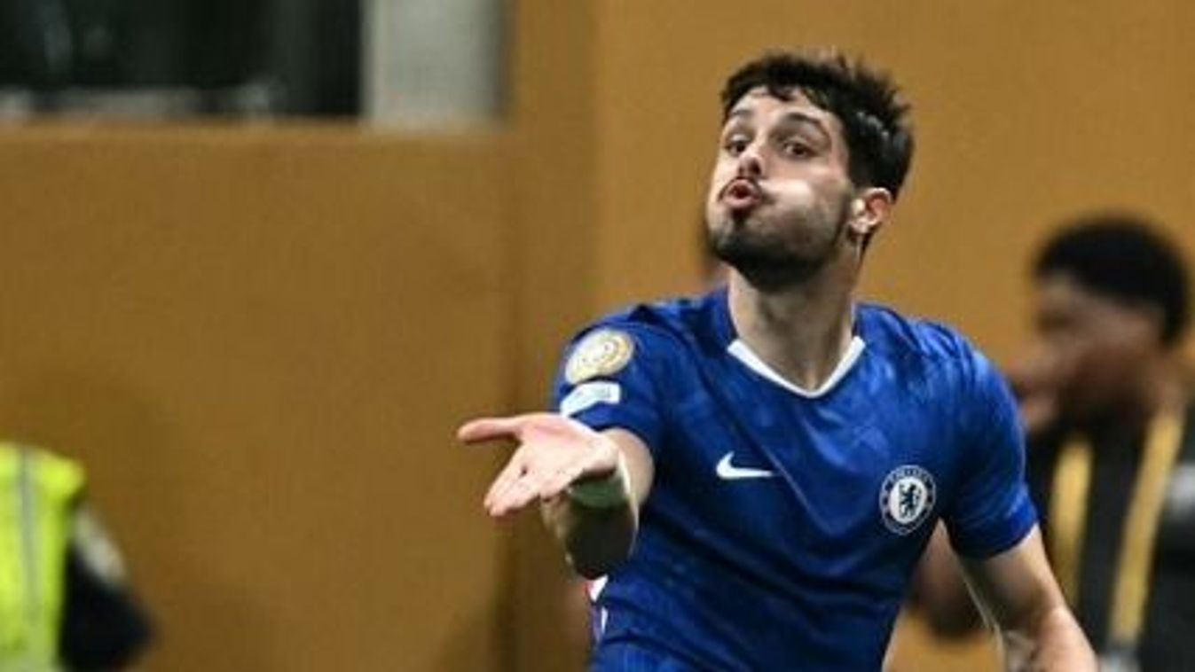 Csak úgy szórta a puszikat a Chelsea játékosa, mégis lökdösődés lett belőle