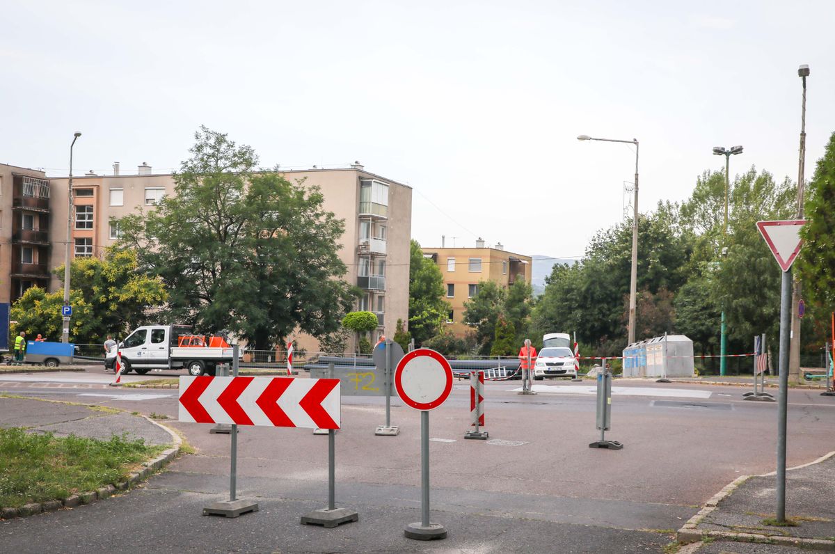 Útlezárás az Avason: csőcsere az újraaszfaltozást megelőzően