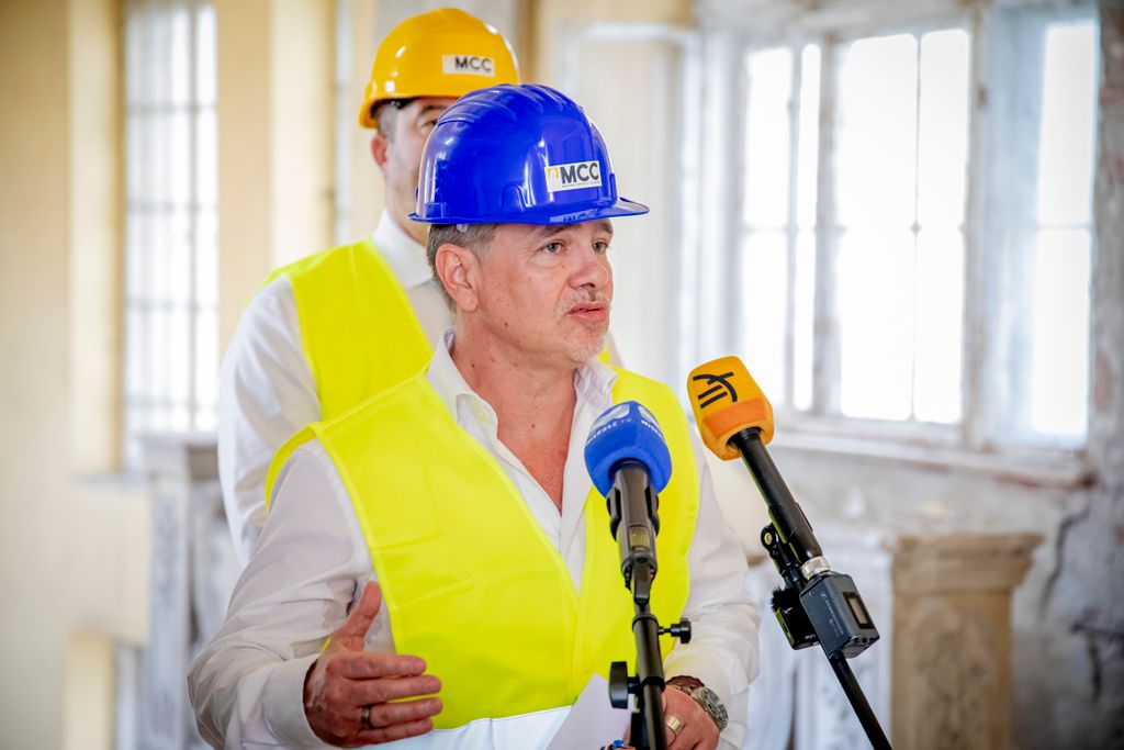 Lehull a ponyva: utolsó bejárás az Avas szállóban