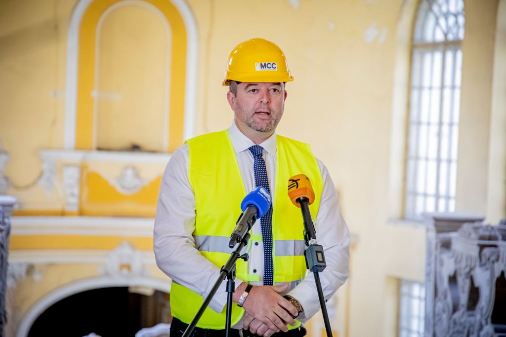Lehull a ponyva: utolsó bejárás az Avas szállóban