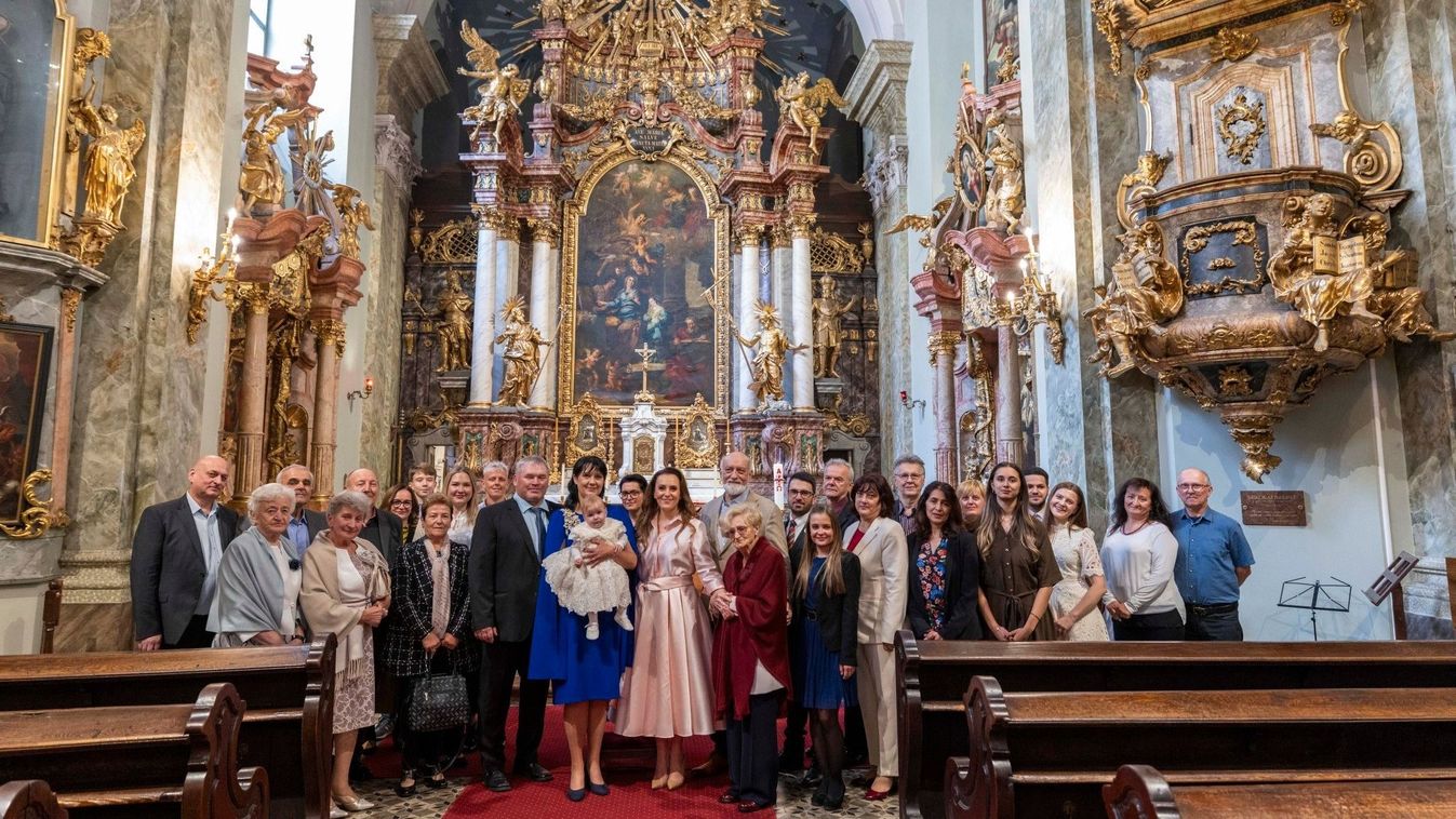 Csézy kislányának keresztelője: megható fotók és rajongói áradat a ...