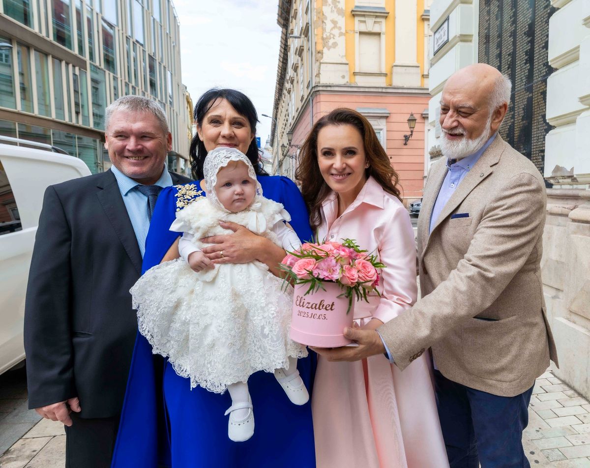 Csézy kislányának keresztelője: megható fotók és rajongói áradat a ...