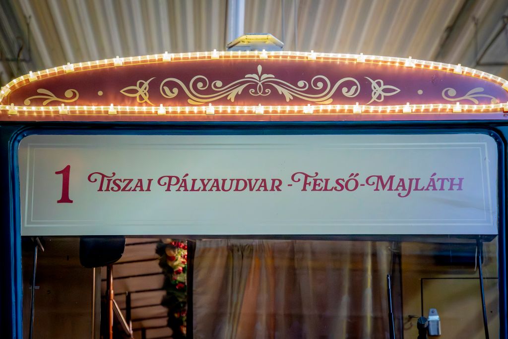 Kiszakít a valóságból egy utazás a miskolci adventi villamossal