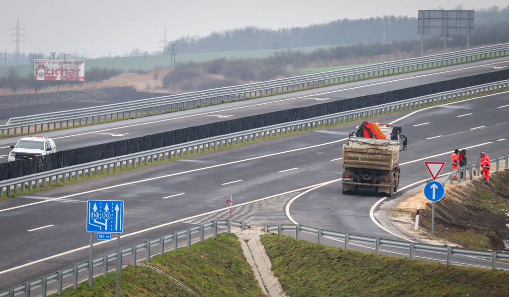 M30-as autópálya: korai volt az öröm, elkészült, de továbbra sem járható
