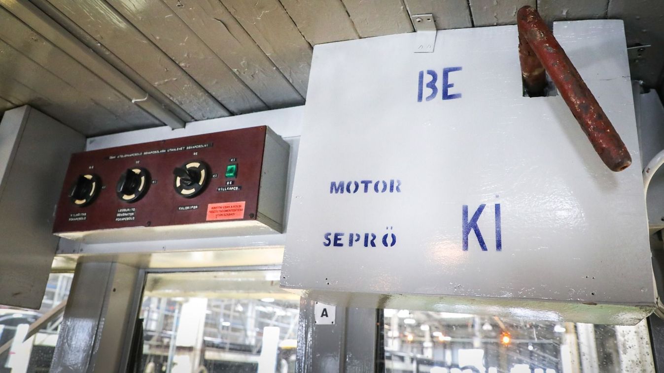 Villamos, ami több mint fél évszázada havat seper