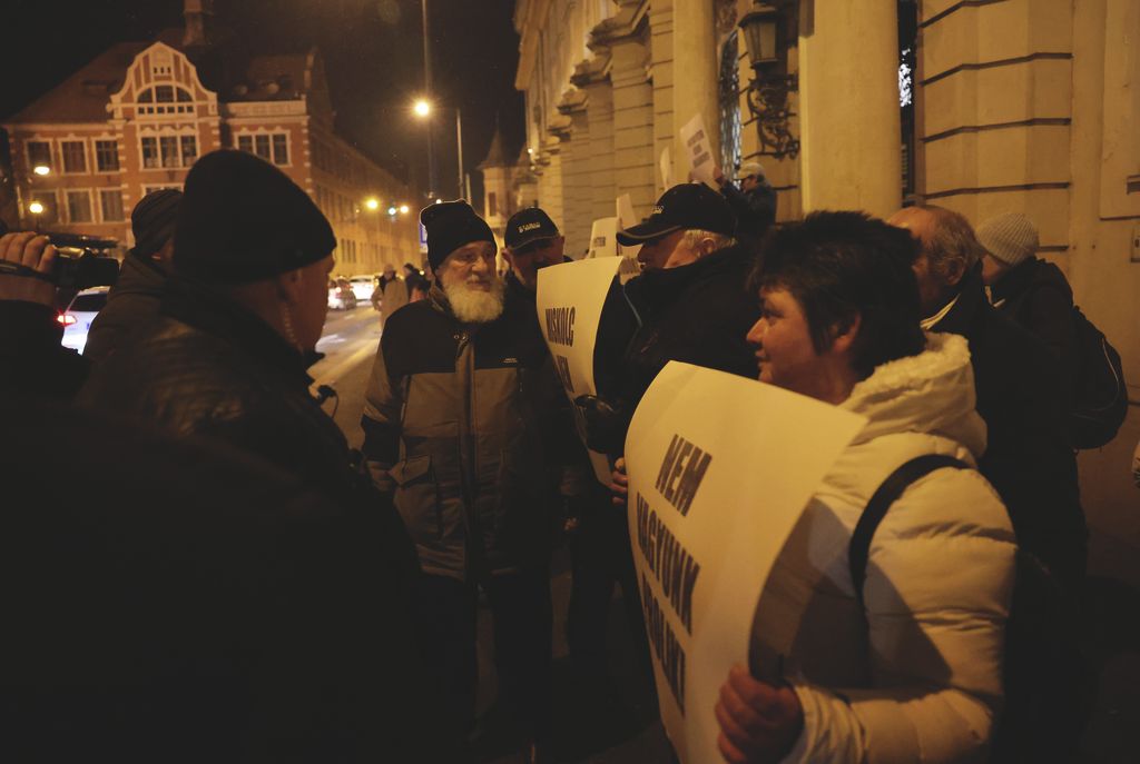 Tüntetők fogadták Miskolcon Magyar Pétert