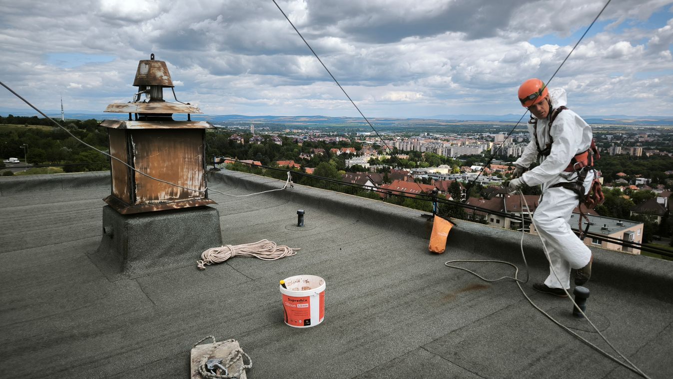 Betontörmelék hullhat a járókelők fejére több pontján Miskolcnak