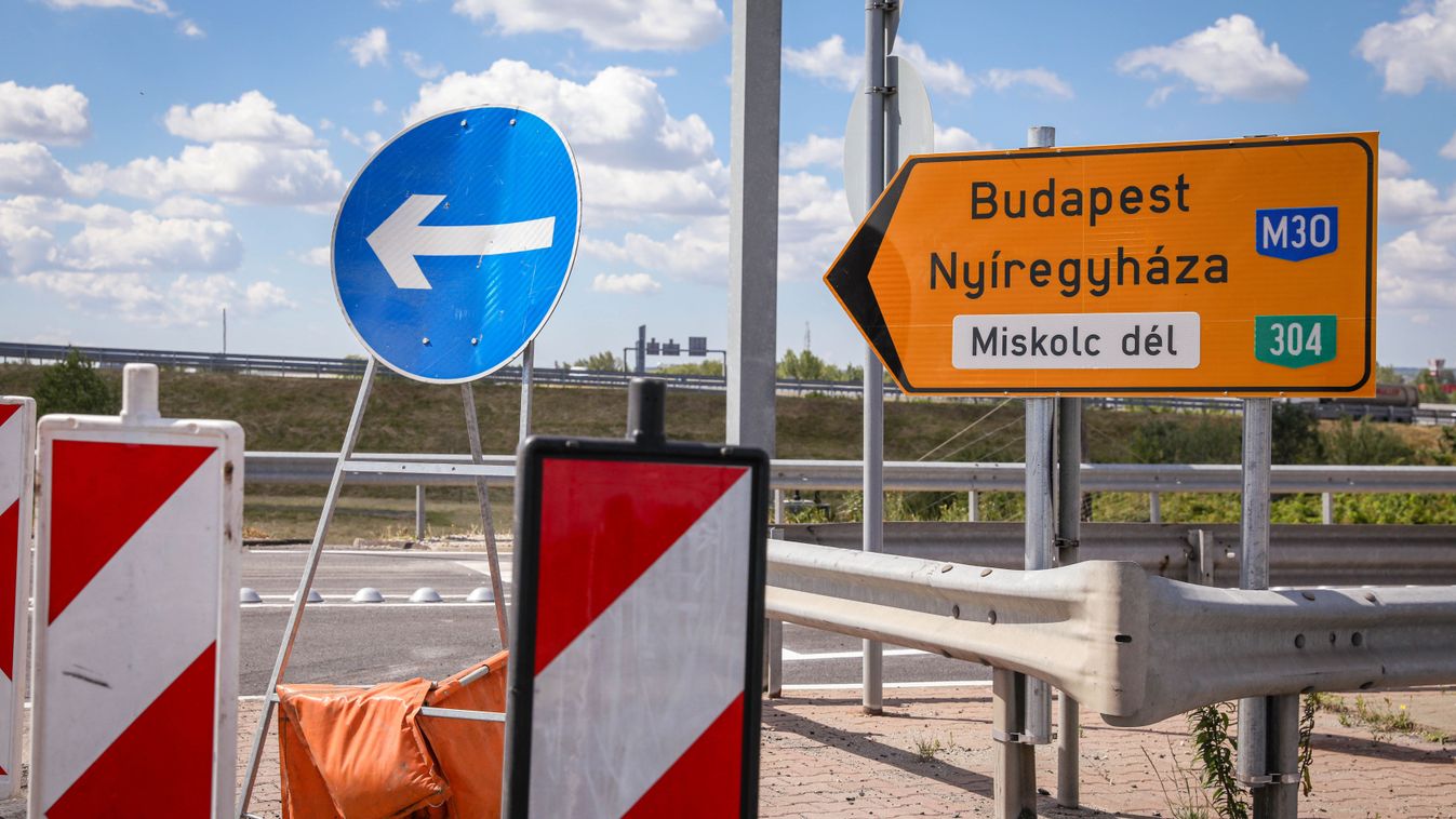 Megnyílnak a forgalom előtt az M30-as le- és felhajtói